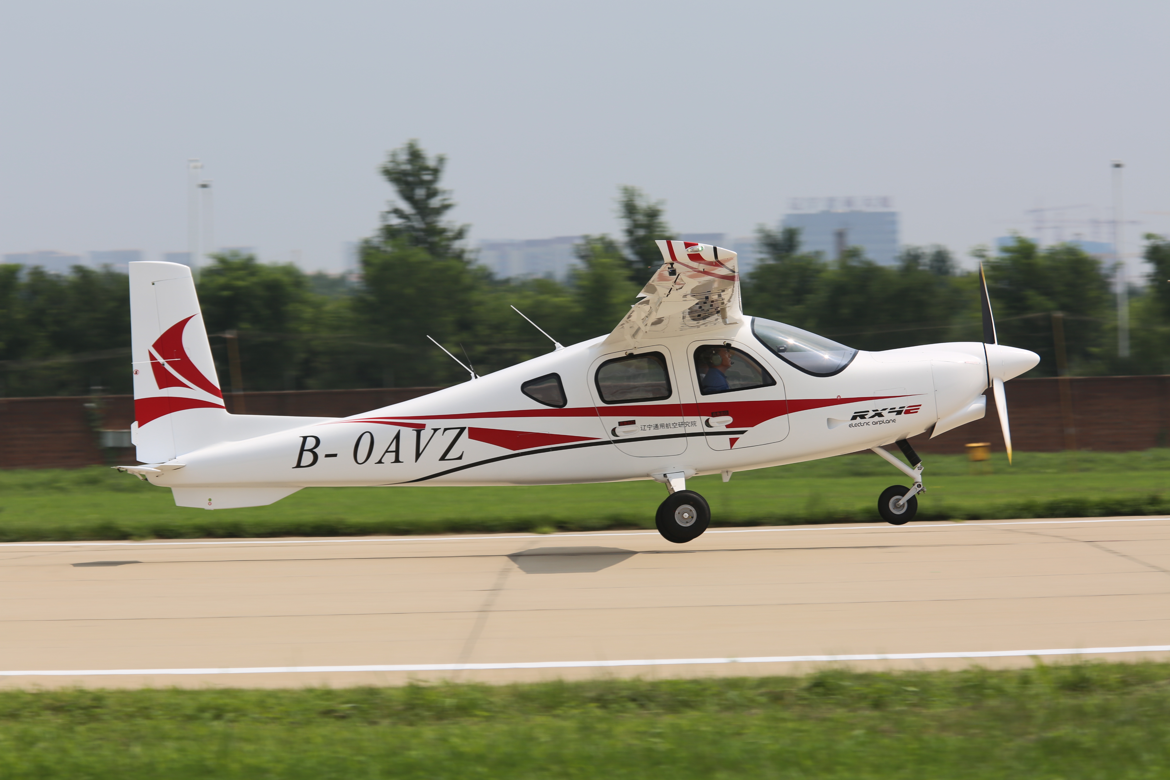 RX4E四座电动飞机-辽宁通用航空研究院